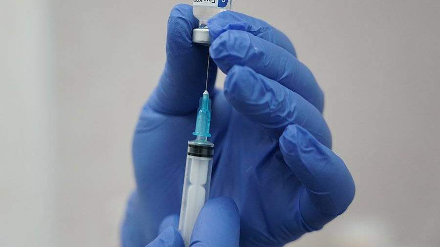 Пилот «выписал» в небе огромный шприц в честь вакцинации от COVID-19 ...