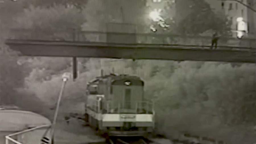 Police detained two teenagers for setting fire to a diesel locomotive in Orel | Известия