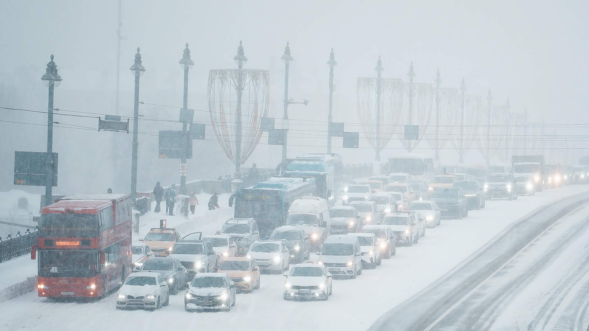 "Snow apocalypse" in the capital: roads and airports in Moscow are ...