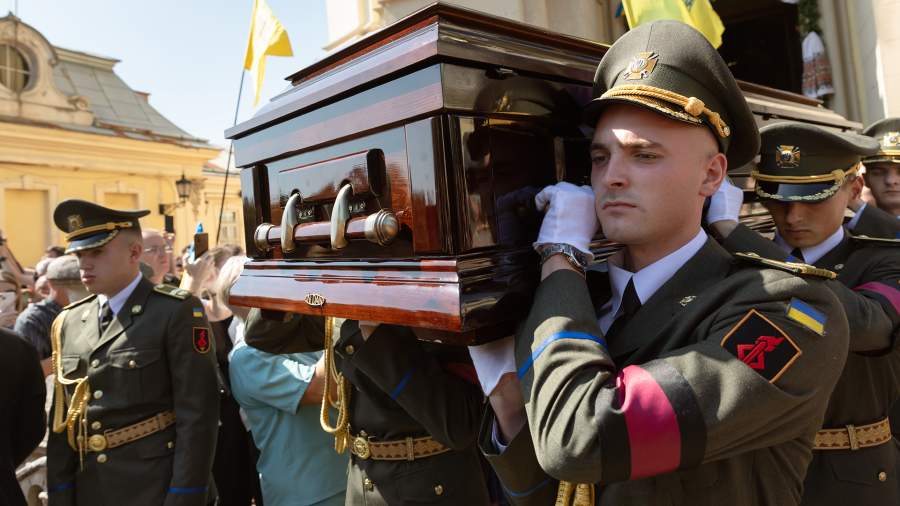 Queue with coffins: why are the remains of Bandera being transported to ...