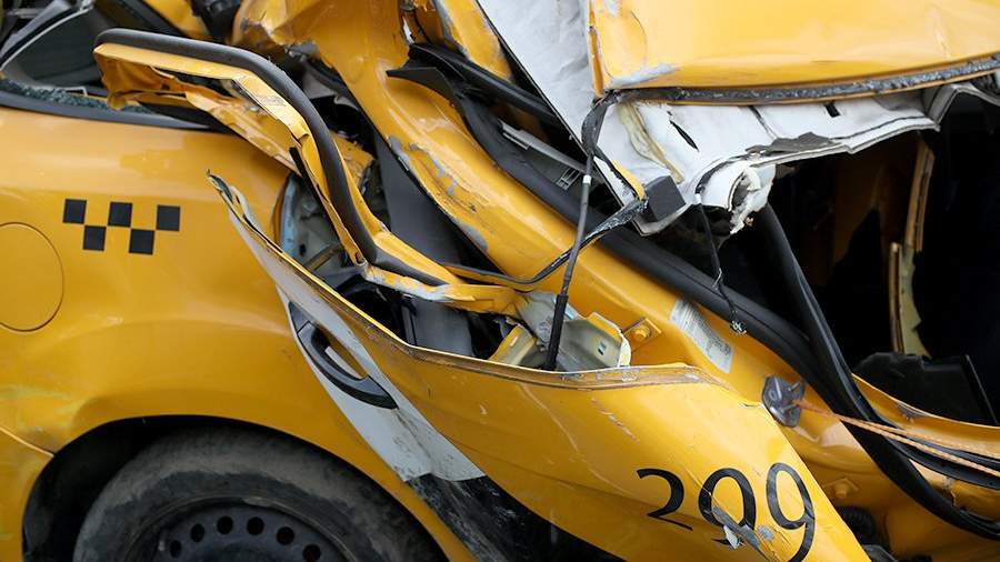 В Москве машина такси с мертвым водителем протаранила другое авто ...