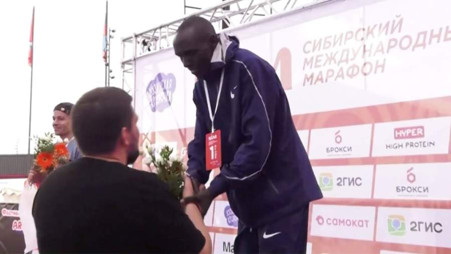 Кениец и россиянка выиграли Сибирский международный марафон | Новости ...