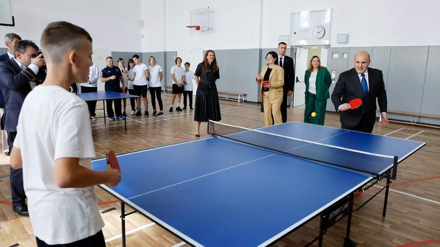 Мишустин сыграл в настольный теннис со школьником в московской школе ...