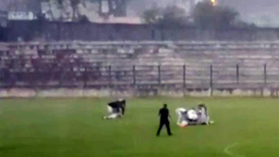 Футболист умер в 21 год после удара молнии во время матча в Бразилии ...