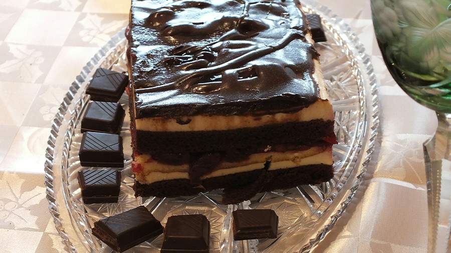 Why it's harmful to eat sweets at night: an expert named the reasons