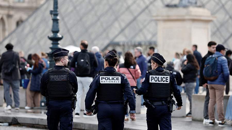 The "detective" from the popular photo at the Louvre turned out to be a ...