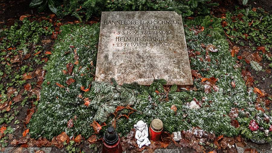 The media reported on the desecration of the grave of the former German ...