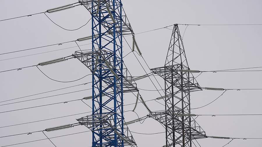 It will take a week to install and connect the main transmission poles ...