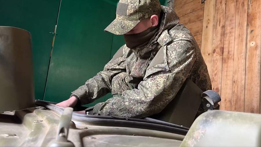 Fighters of the Russian Armed Forces with the help of the back ...