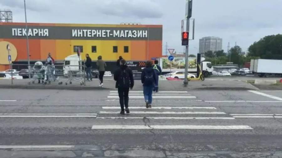 In Moscow, a car hit a woman and a child at a crossing and fled the ...