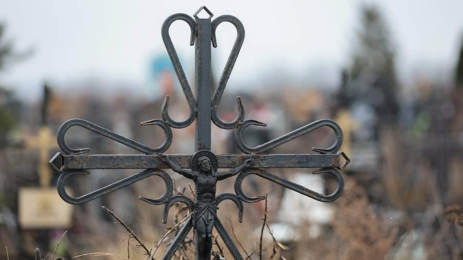 The priest listed the objects on the graves unacceptable for the church ...