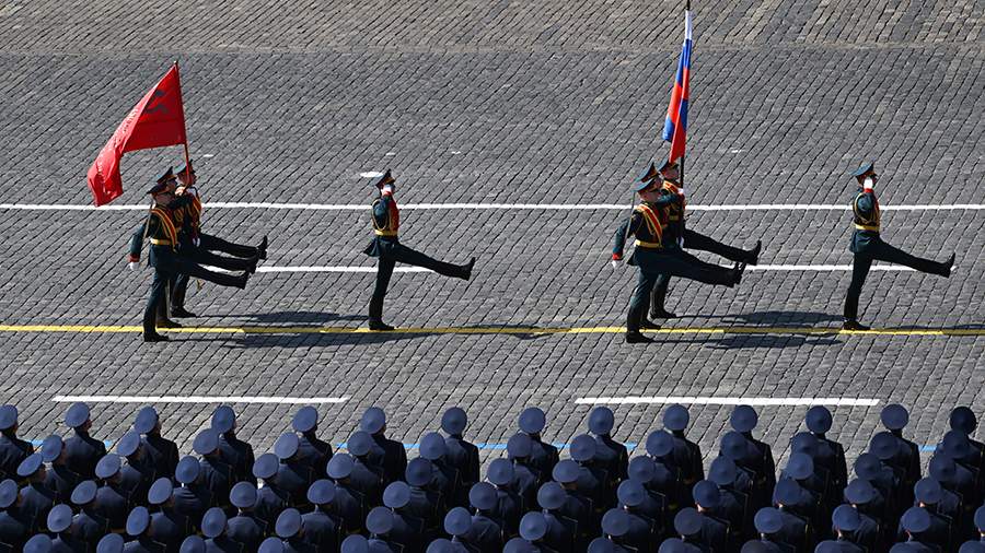 The Victory Banner and the flag of Russia were brought to the Red ...