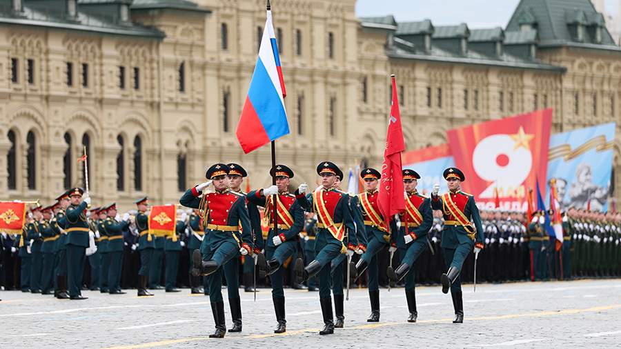 The Victory Banner and the flag of Russia were brought to the Red ...