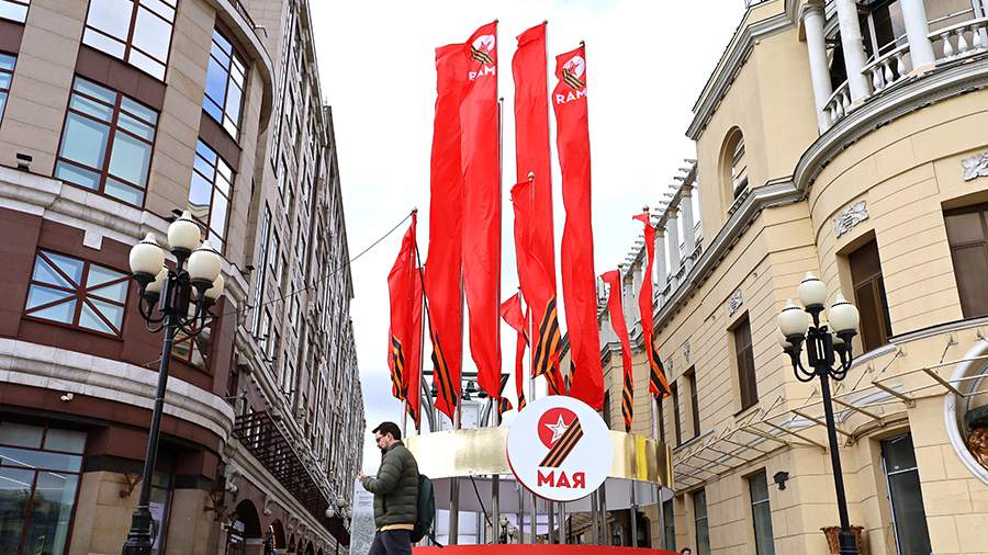 In Moscow, hundreds of people carried an 81-meter St. George ribbon ...