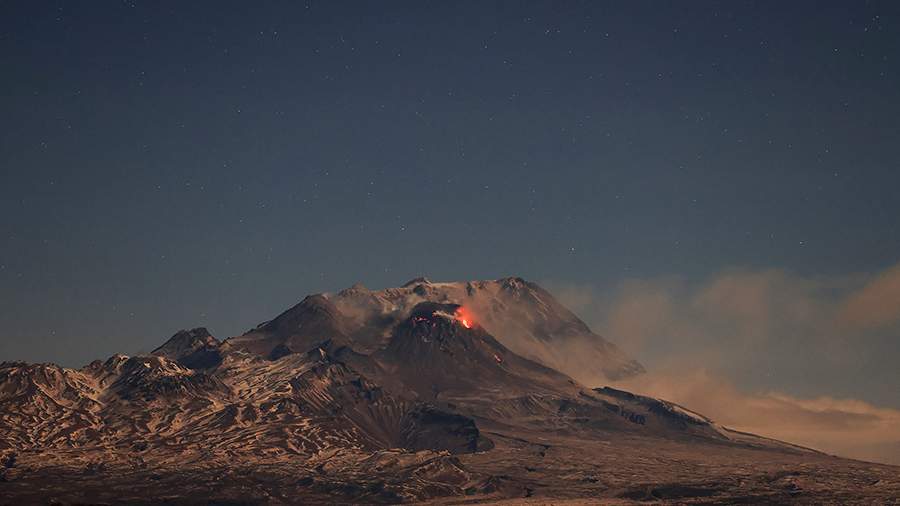 The Shiveluch volcano in Kamchatka spewed ash to an altitude of 8 km ...