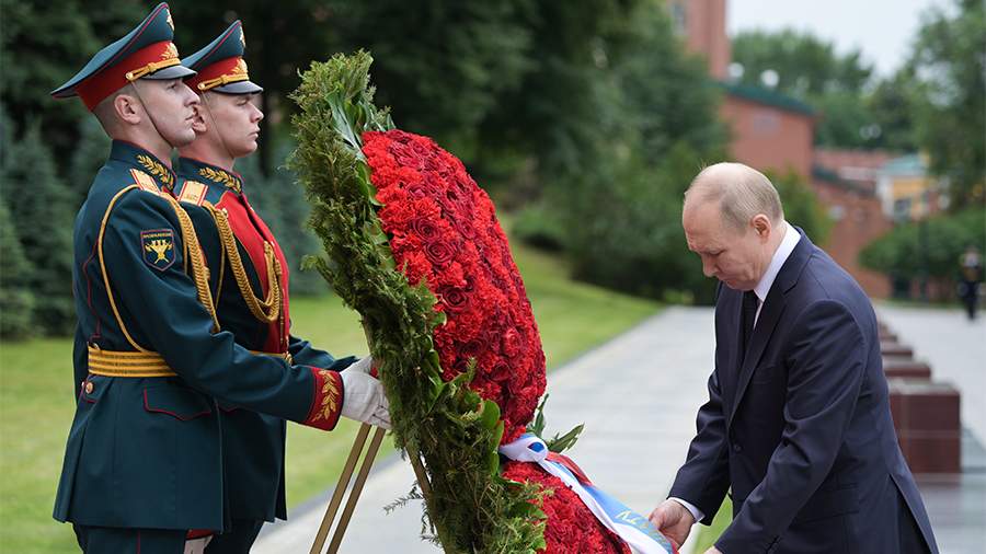 Putin laid a wreath at the Grave of the Unknown Soldier on the Day of ...