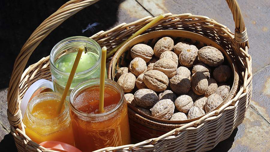 The priest listed the traditions related to the consecration of honey ...