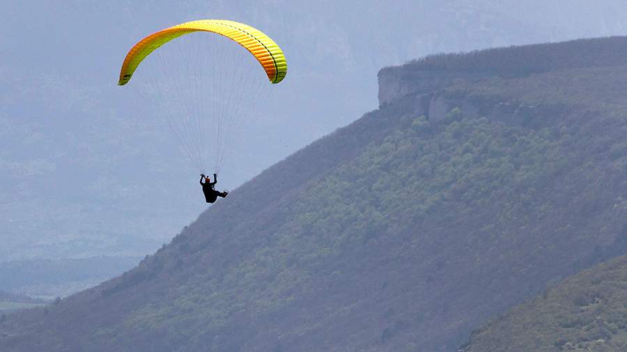 A man crashed during a hard landing on a paraglider in Kabardino ...