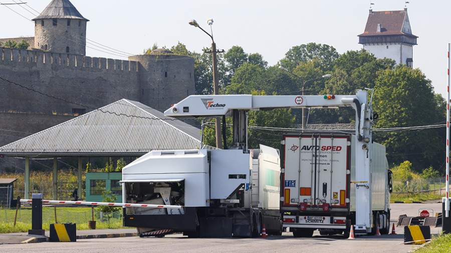 The media reported on the trade in Narva in places in the queue at the ...