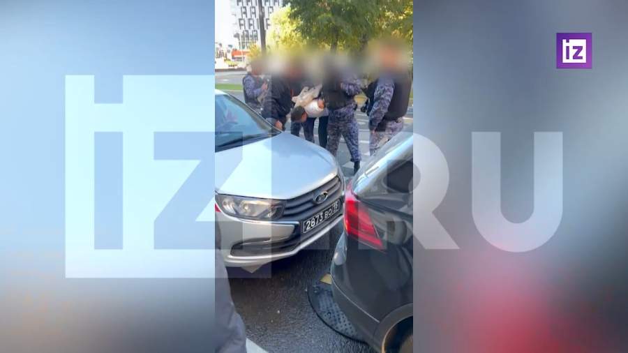 Кадры задержания мужчины, зарезавшего начальницу в Сбербанке | Видео ...